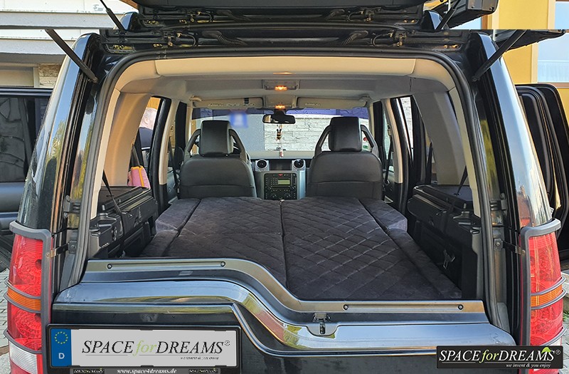 Sleeping in the car Land Rover Discovery 3