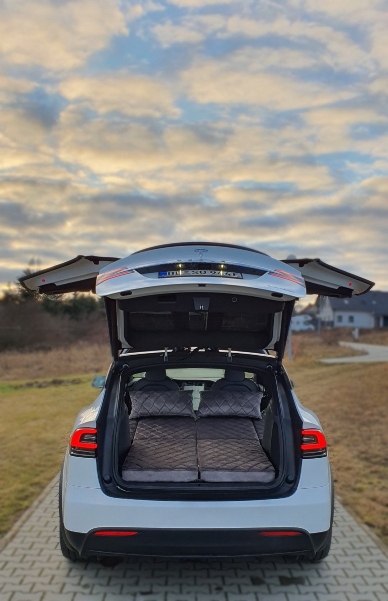 SPACEBED® - memory foam car mattress for Tesla Model X | space4dreams.com